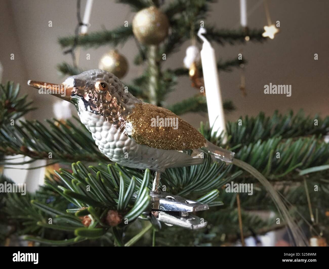 White bird christmas decoration hi-res stock photography and images - Alamy