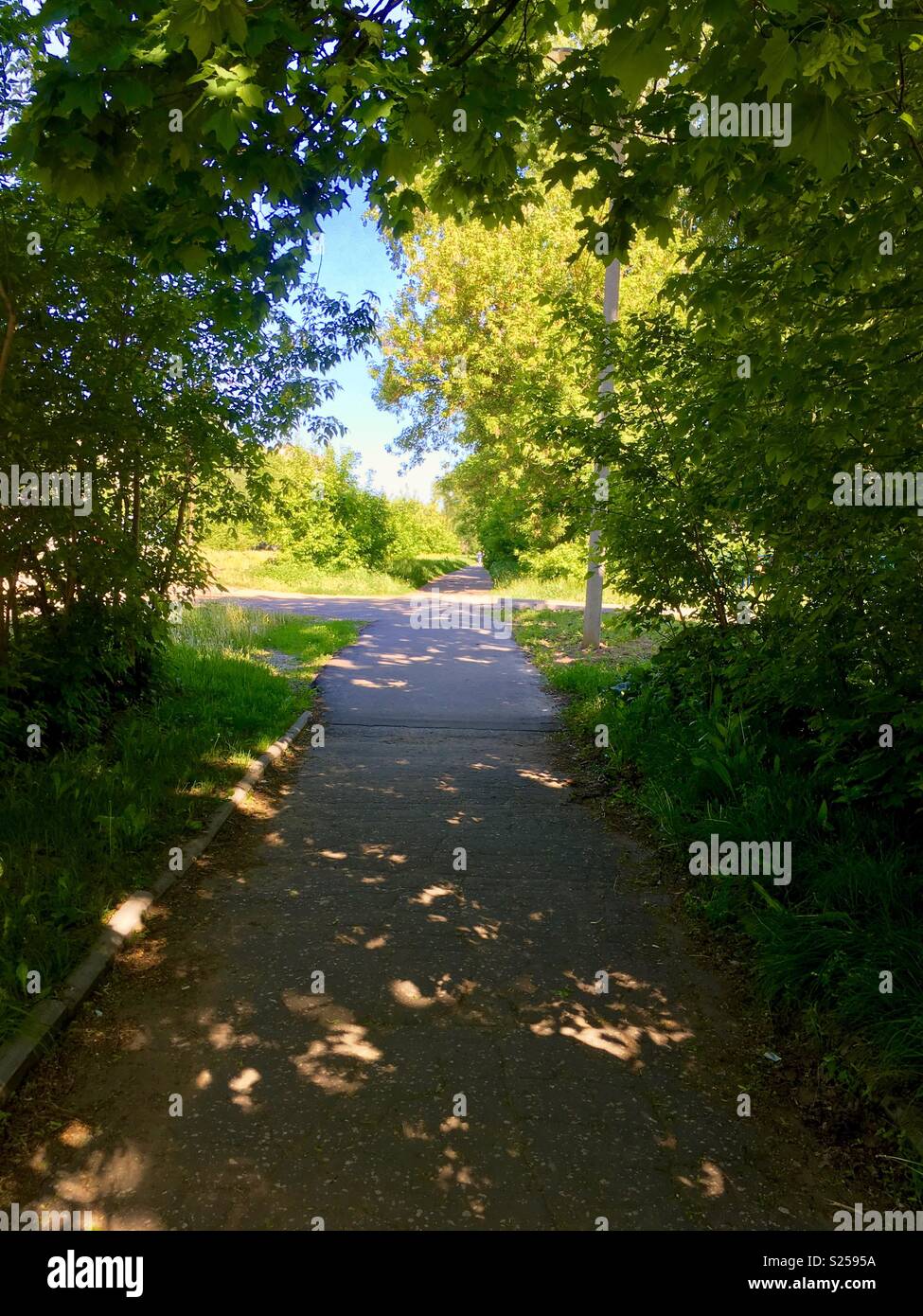 Sunny day with shade hi-res stock photography and images - Alamy