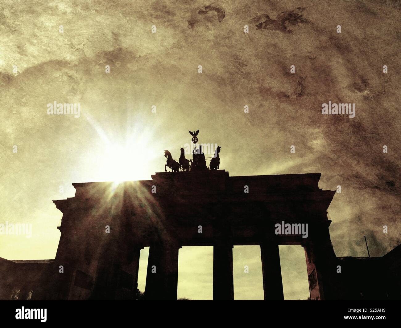 Berlin brandenburg gate silhouette hi-res stock photography and images - Alamy