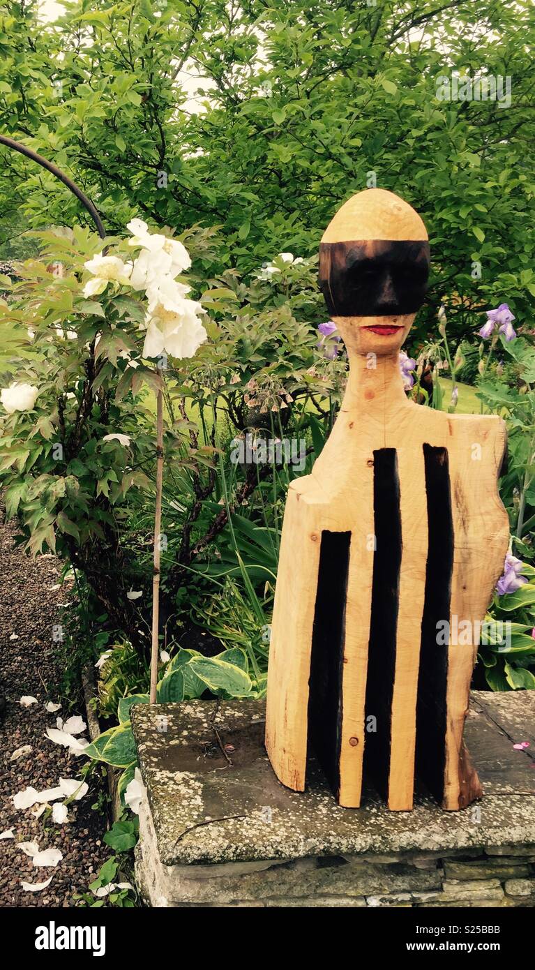 Garden sculpture female form hi-res stock photography and images - Alamy