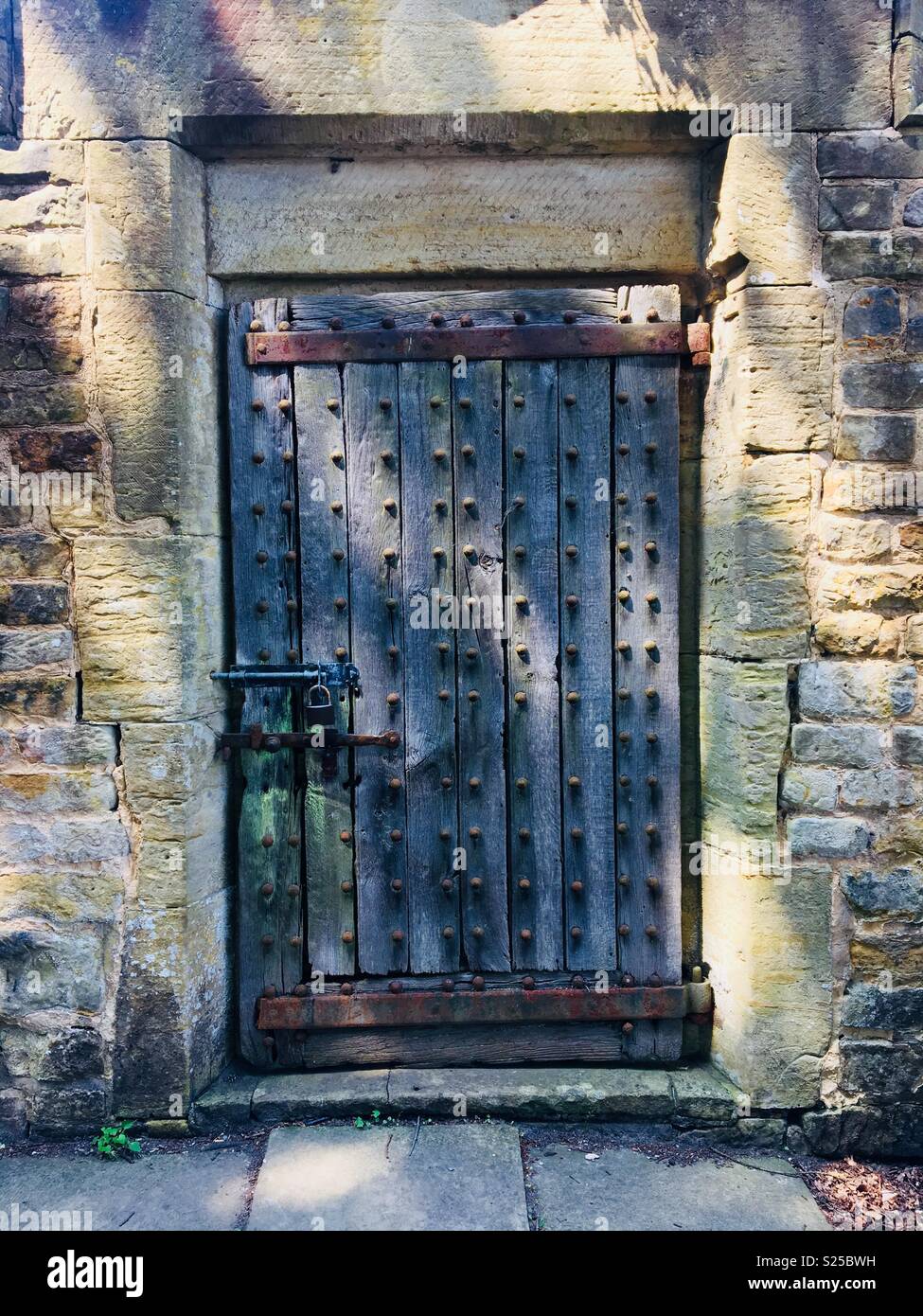Old door way Stock Photo - Alamy