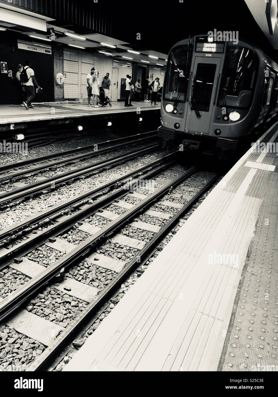 District line tube pulling into Victoria station platform Stock Photo ...