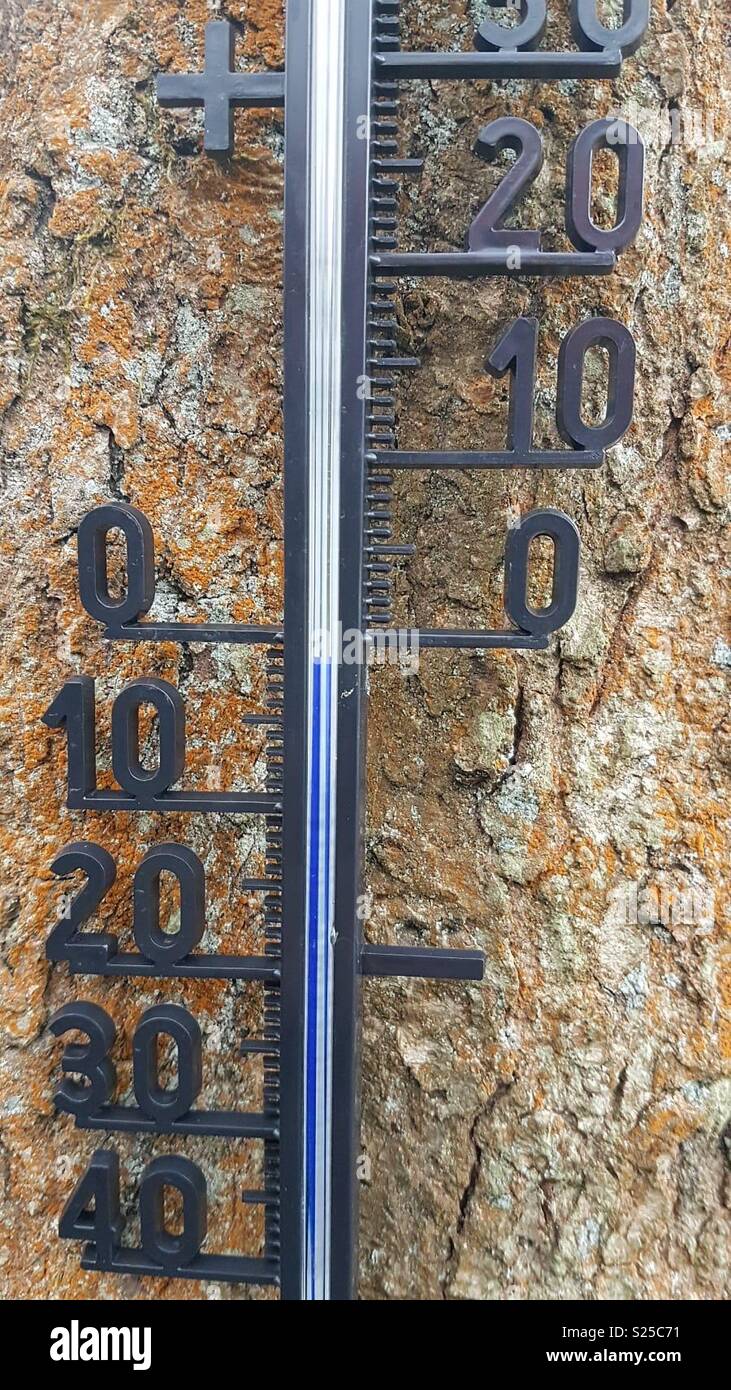 Thermometer showing a cold spell, minus one Stock Photo - Alamy