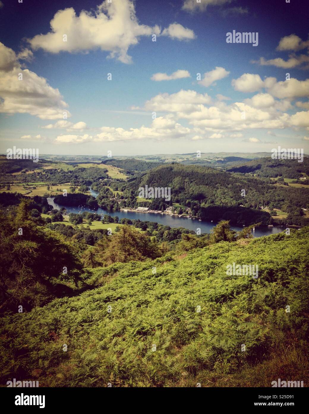 Beautiful Lake Windermere view from the footpath to Gummers Howe Stock ...