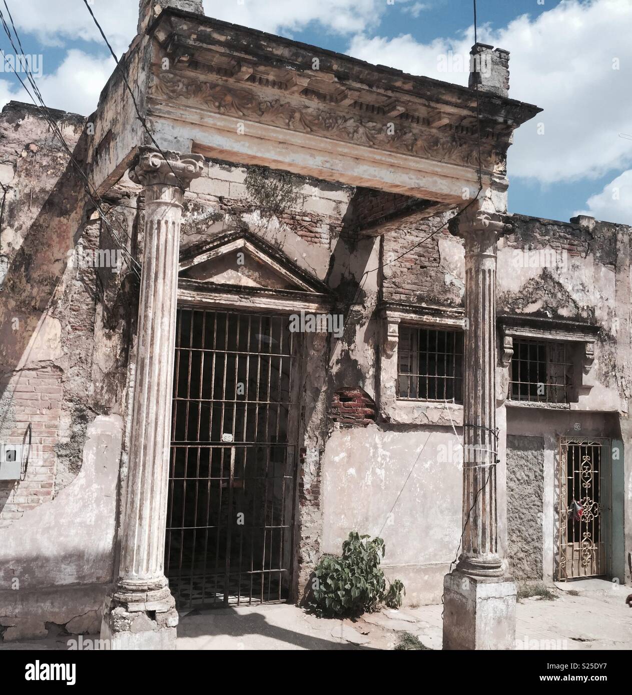 Cuban building front Stock Photo - Alamy