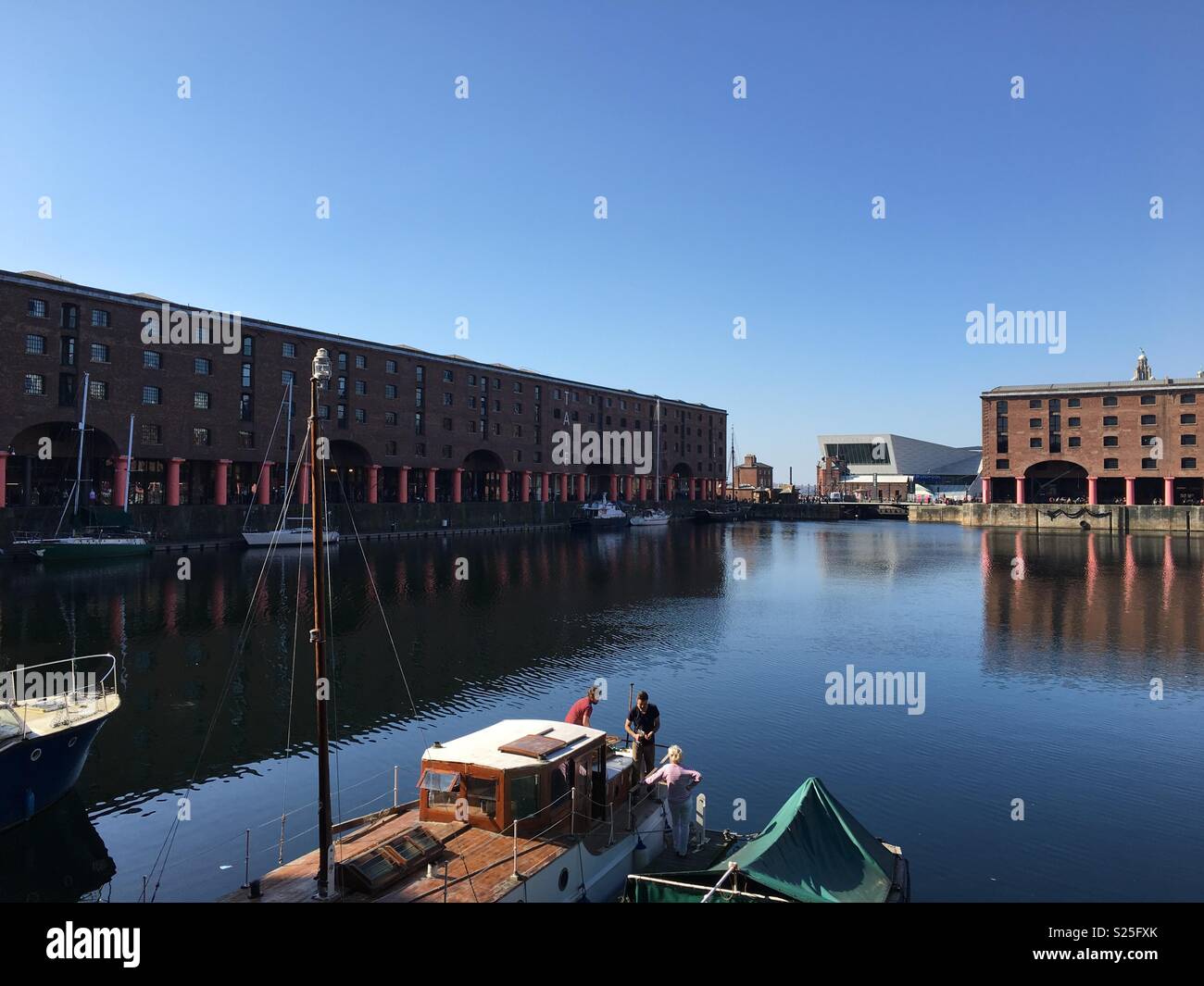 Albert dock liverpool boats hi-res stock photography and images - Alamy