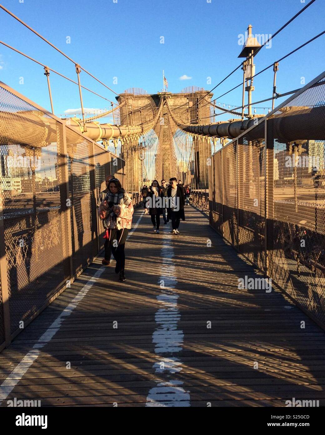 Walking over the brooklyn bridge hi-res stock photography and images ...