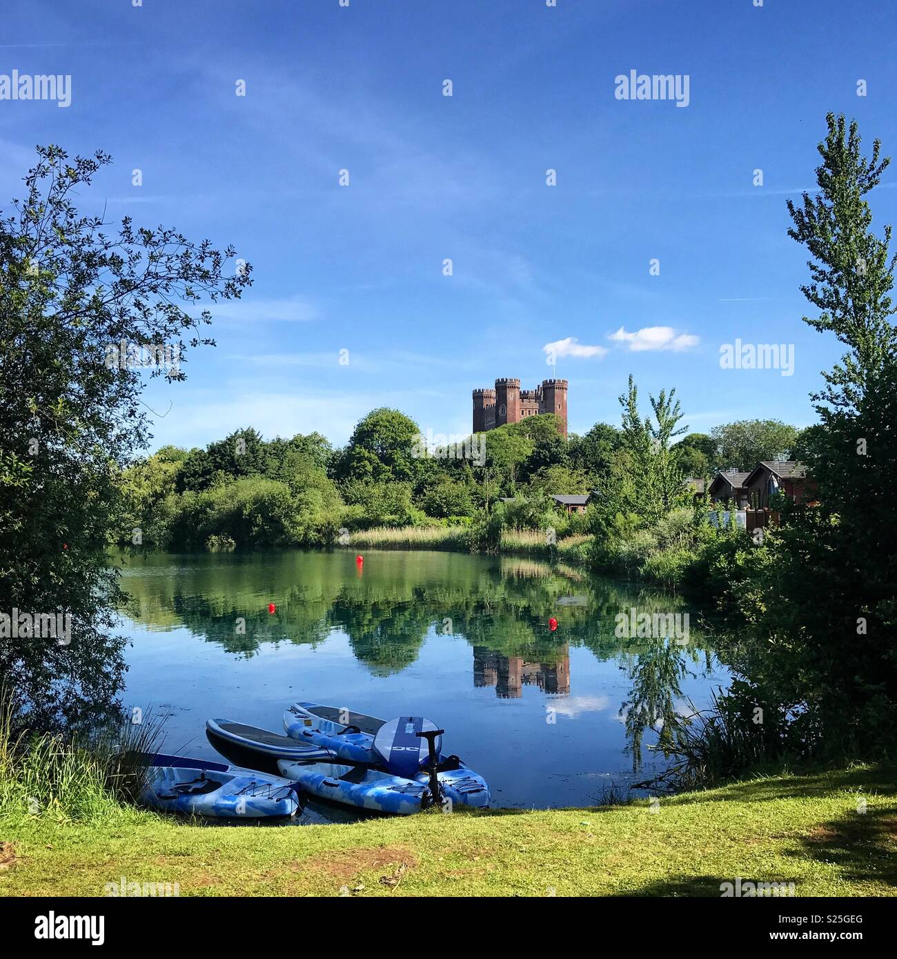 Castle in the lake hi-res stock photography and images - Alamy