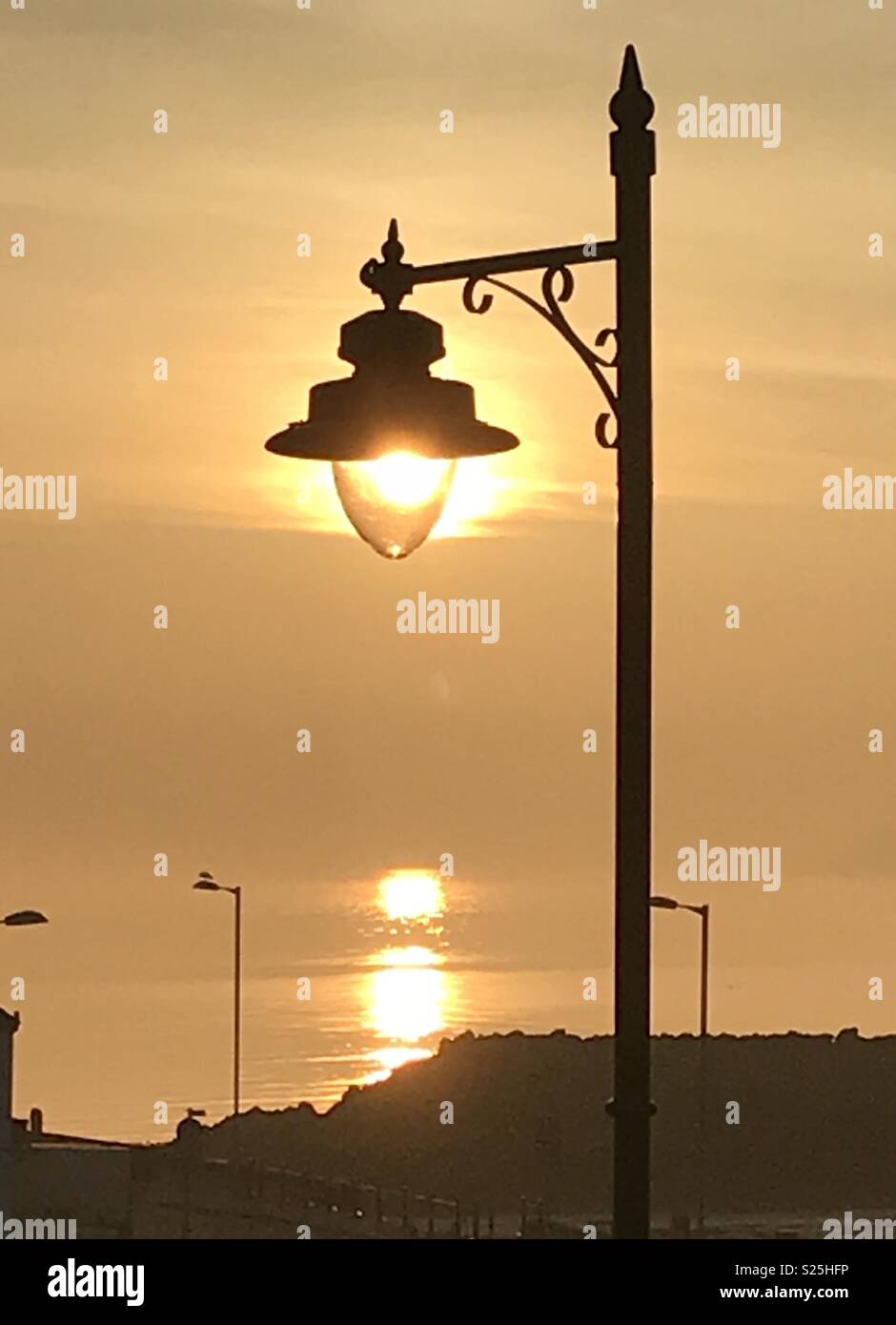 Sunset street light hi-res stock photography and images - Alamy