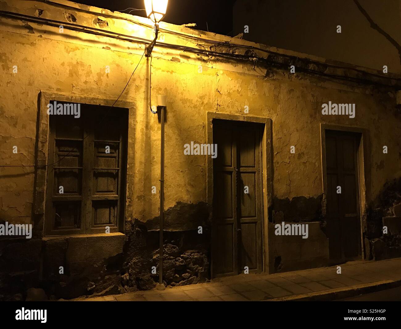 Building at night Stock Photo - Alamy