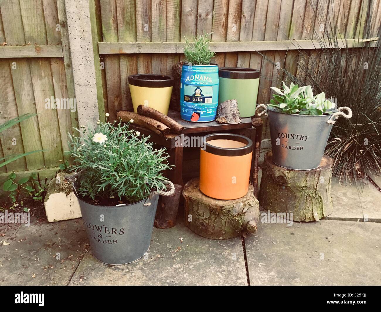 Vintage garden pots hi-res stock photography and images - Alamy