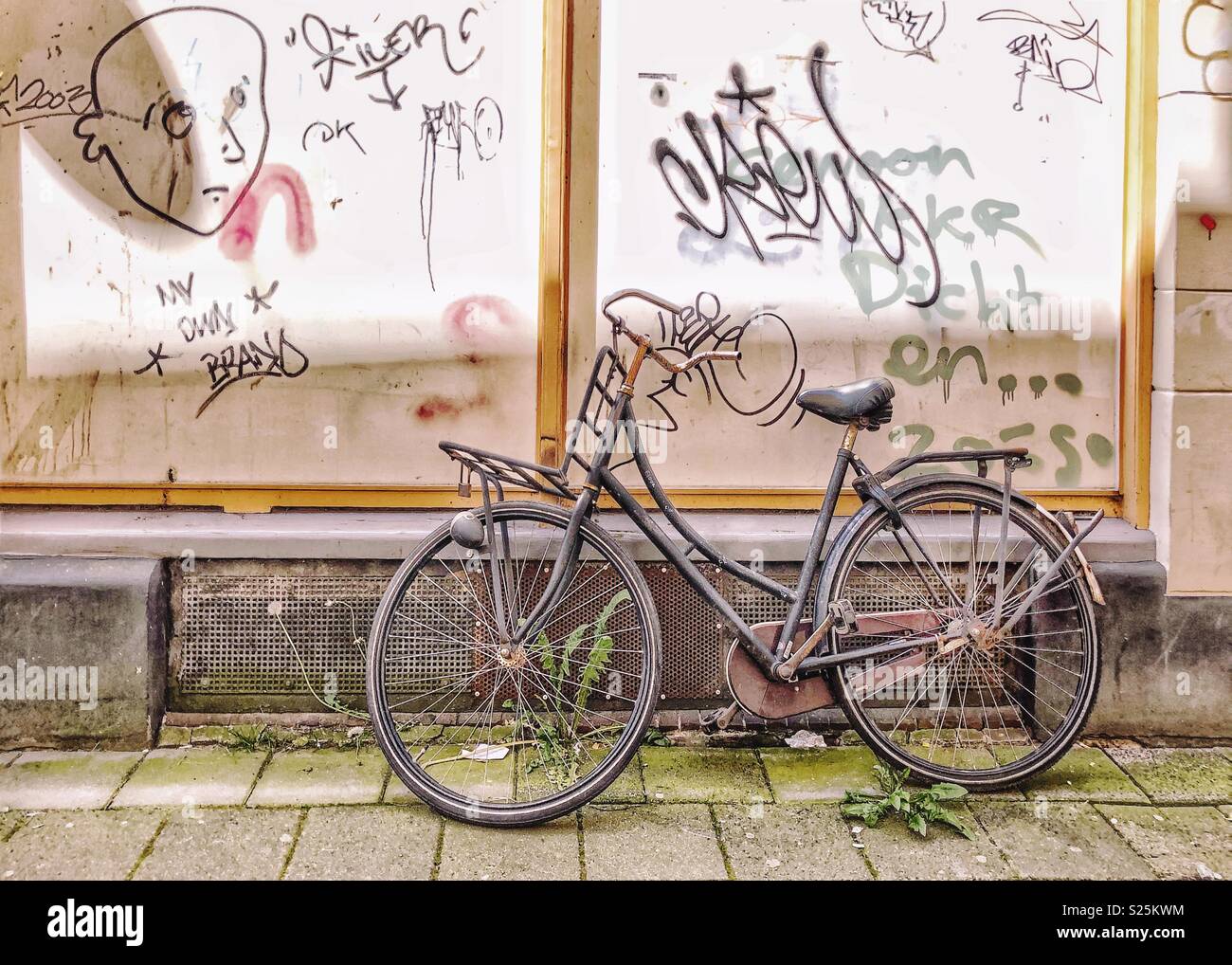 Bicycle propped up against a wall hi-res stock photography and images ...
