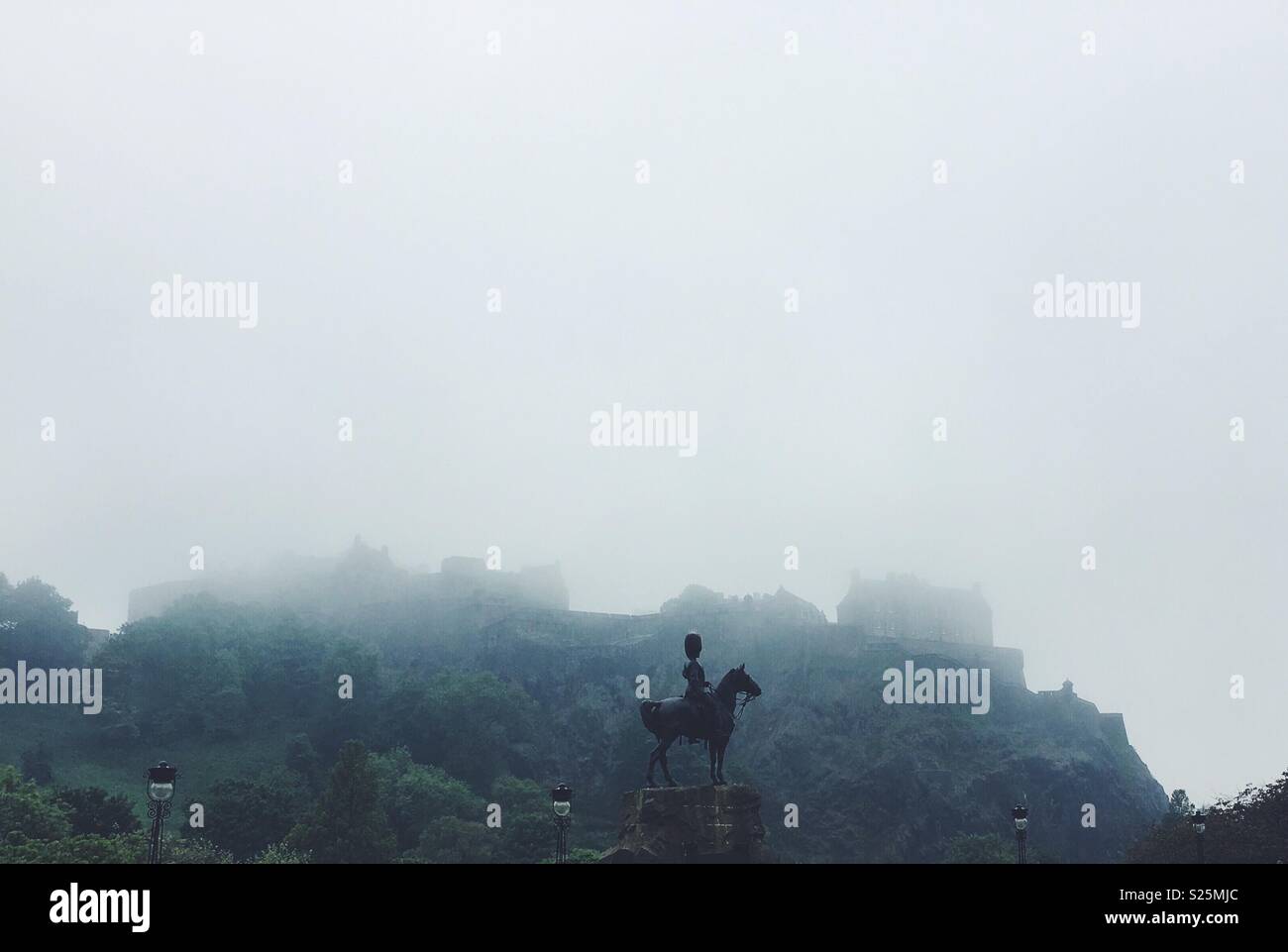 Edinburgh Castle in the fog Stock Photo - Alamy