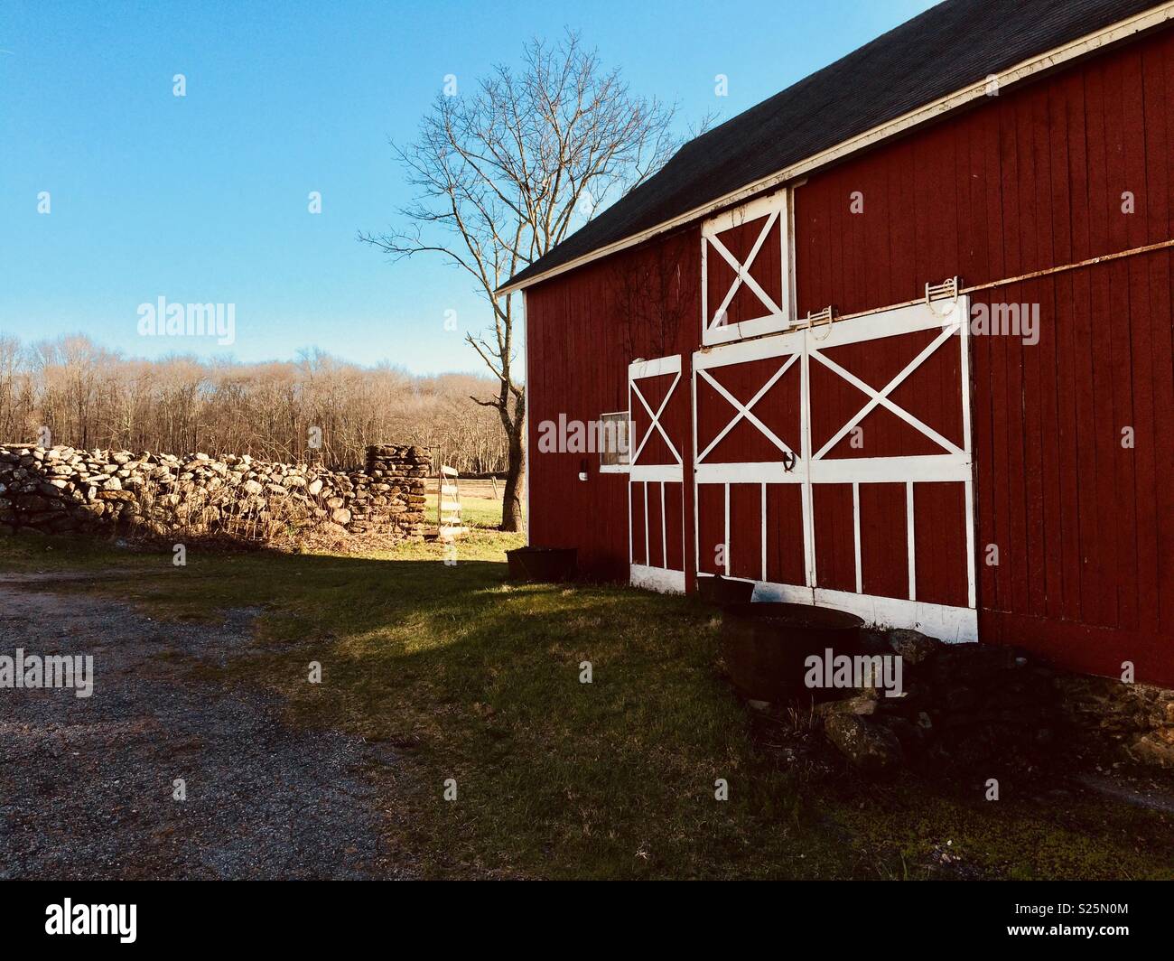 Red stone trim hi-res stock photography and images - Alamy