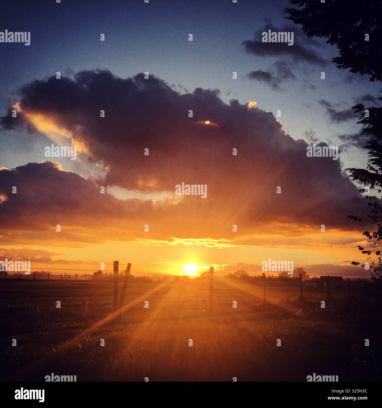 Countryside sunsets hi-res stock photography and images - Alamy