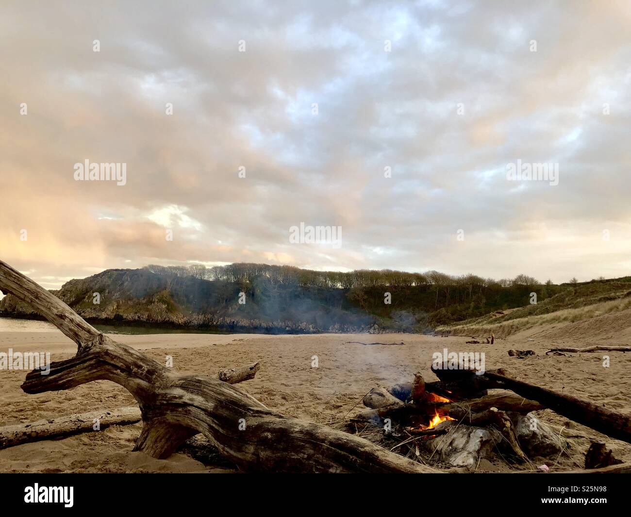 Campfire on the beach Stock Photo - Alamy