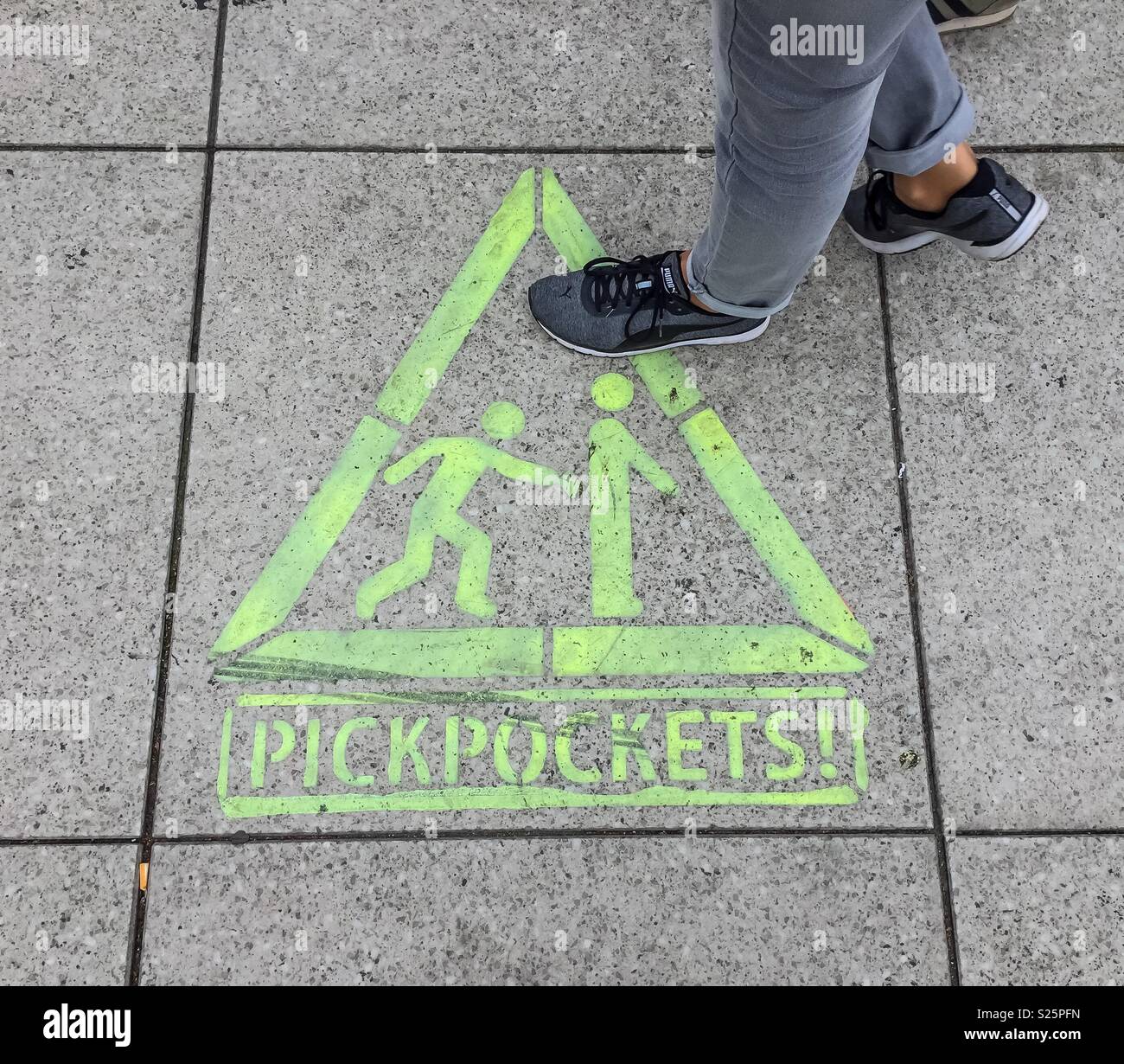 Warning sign pickpockets hi-res stock photography and images - Alamy