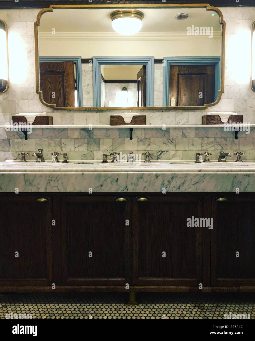 Restaurant loo hi-res stock photography and images - Alamy