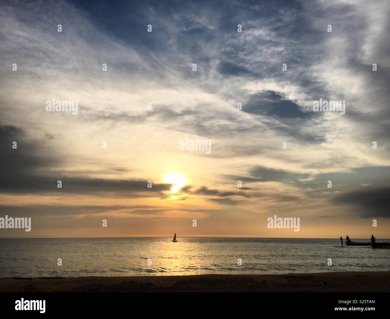 Sailing under the sunset hi-res stock photography and images - Alamy