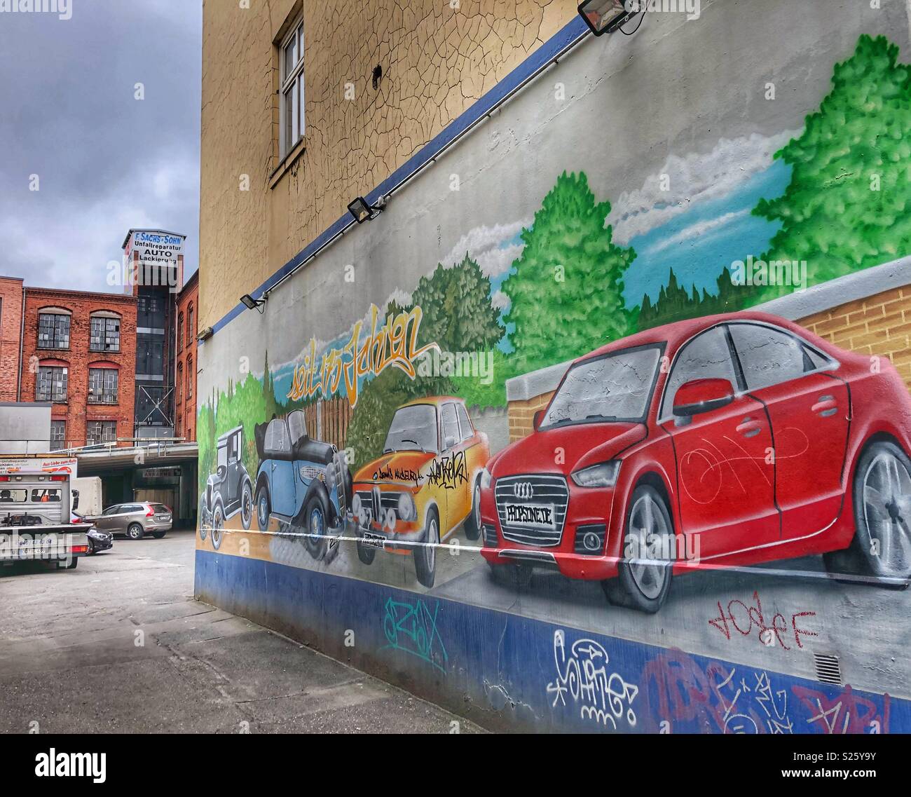 Colourful mural of an auto repair shop in Hamburg, Germany Stock Photo ...