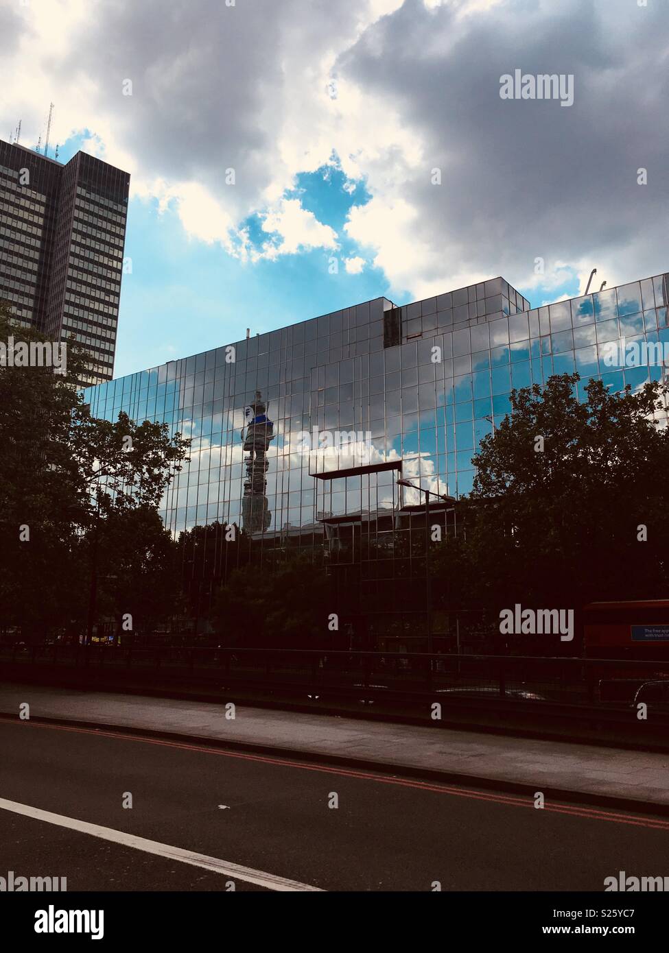 Mirrored building hi-res stock photography and images - Alamy
