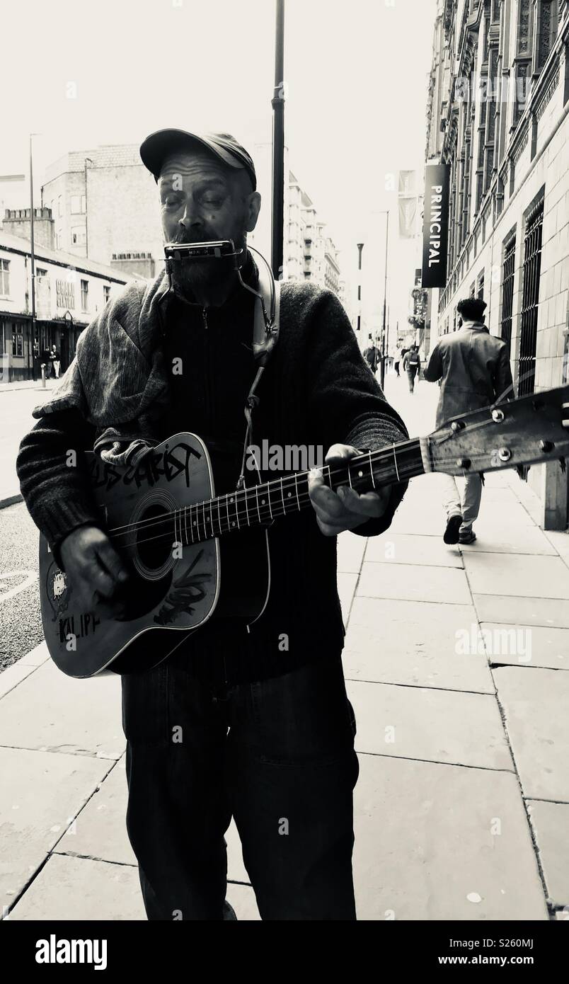 One man band street hi-res stock photography and images - Alamy