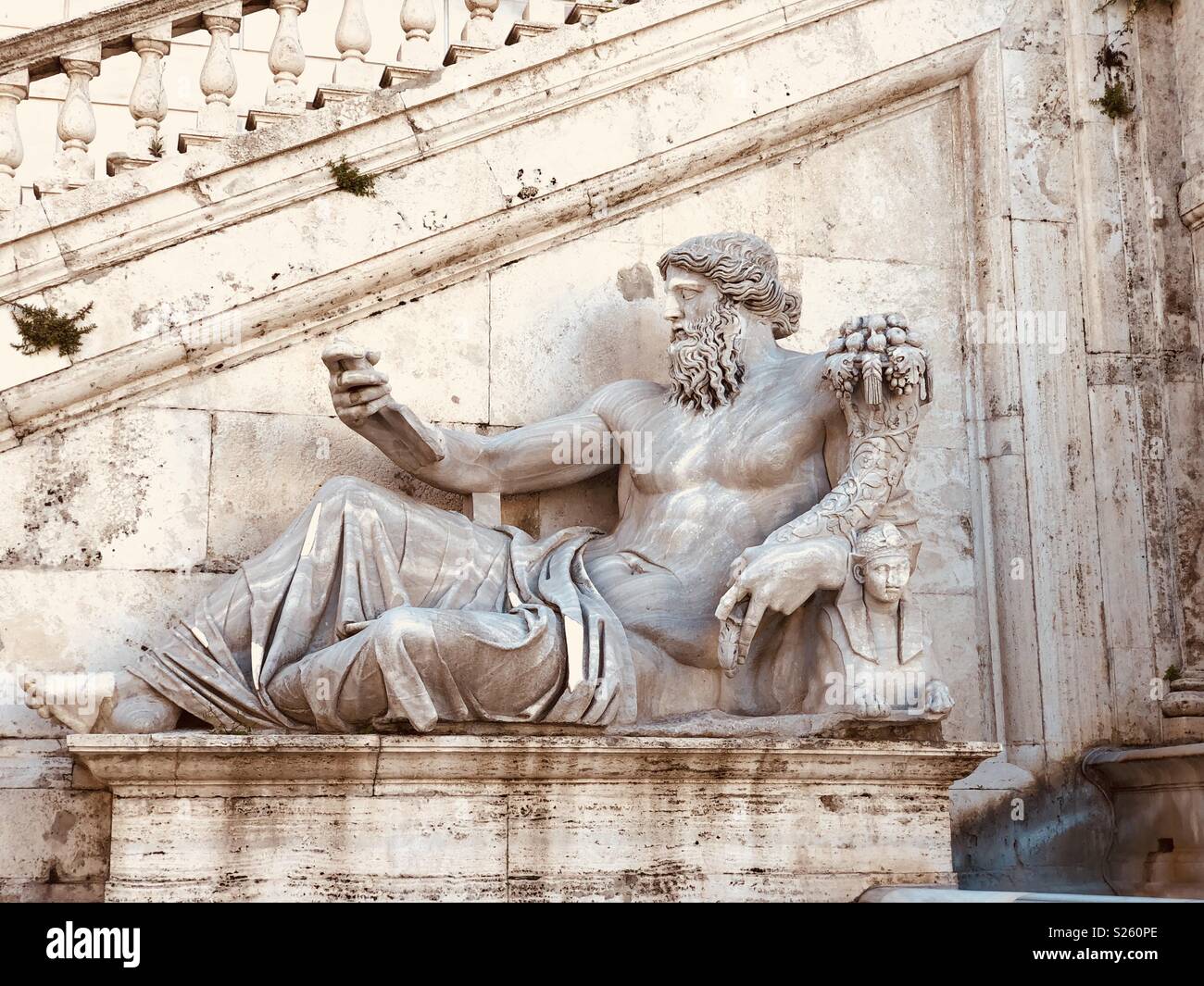 Reading man sculpture hi-res stock photography and images - Alamy