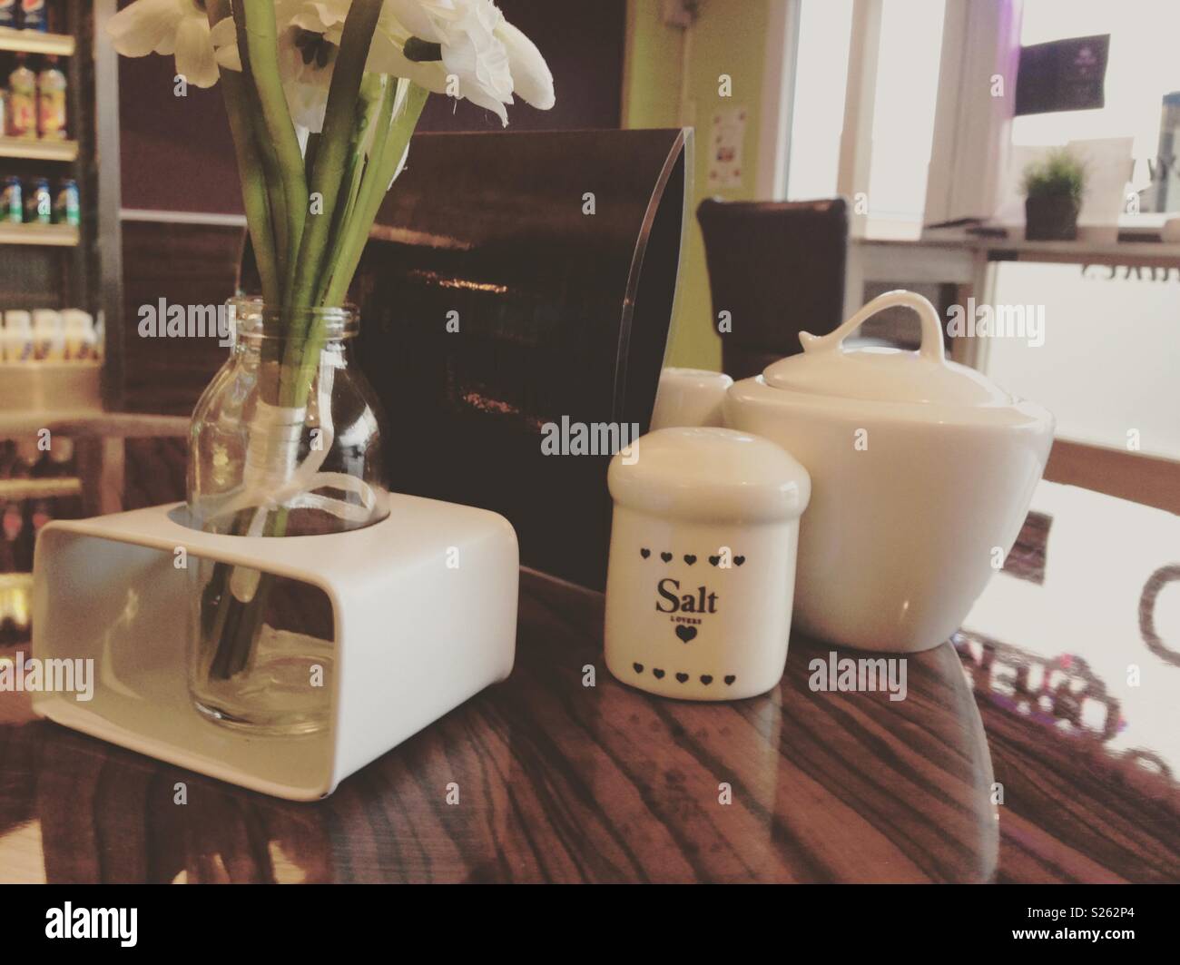 Condiments restaurant cafe table hi-res stock photography and images ...