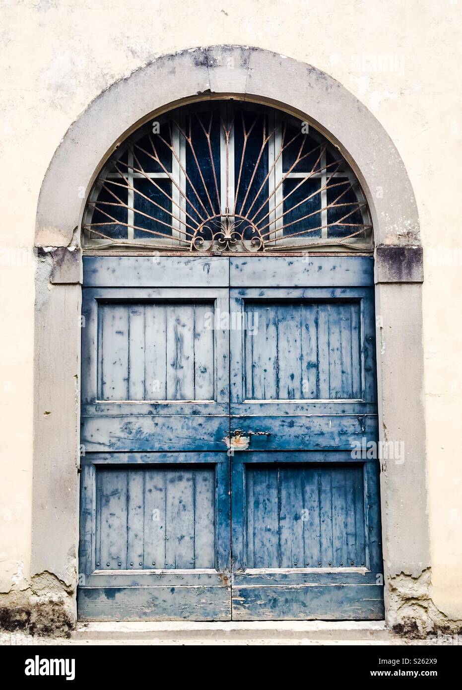 Characterful old Italian doorway with an arch Stock Photo - Alamy
