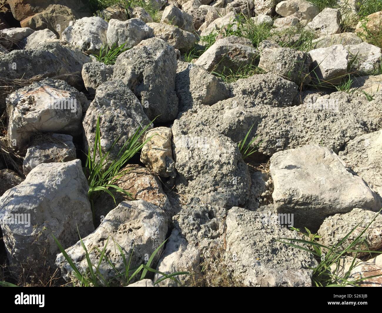 Rocks and grass hi-res stock photography and images - Alamy