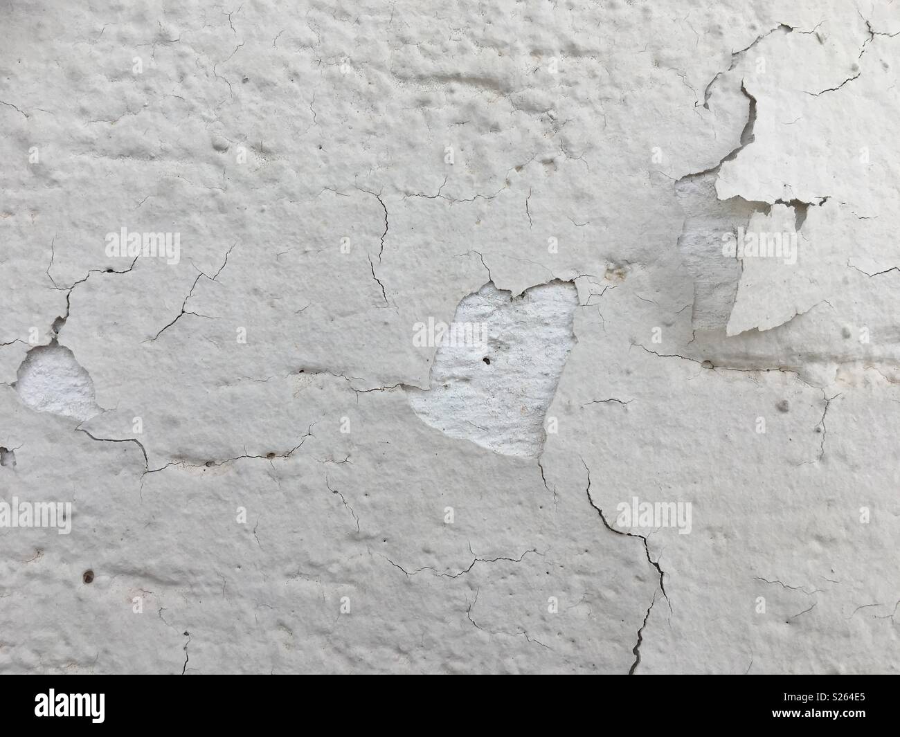Old white wall with cracks hi-res stock photography and images - Alamy