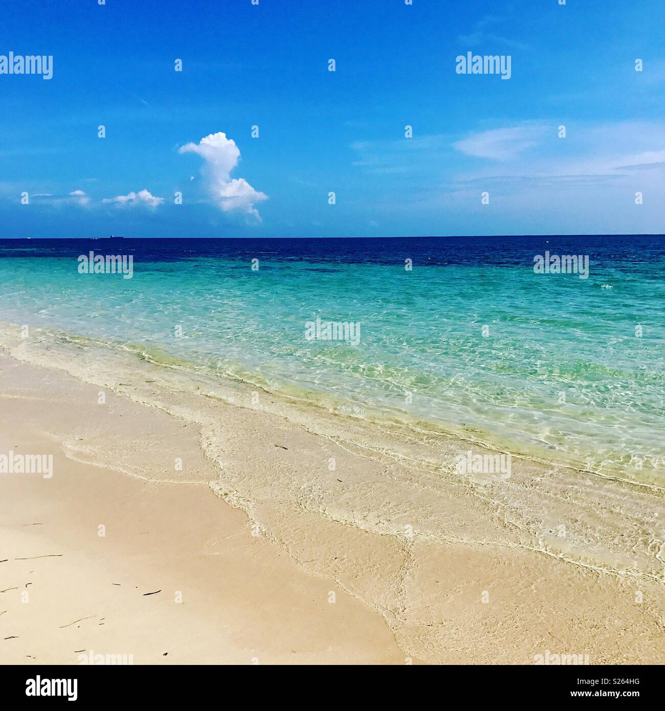 Beautiful deserted beach hi-res stock photography and images - Alamy