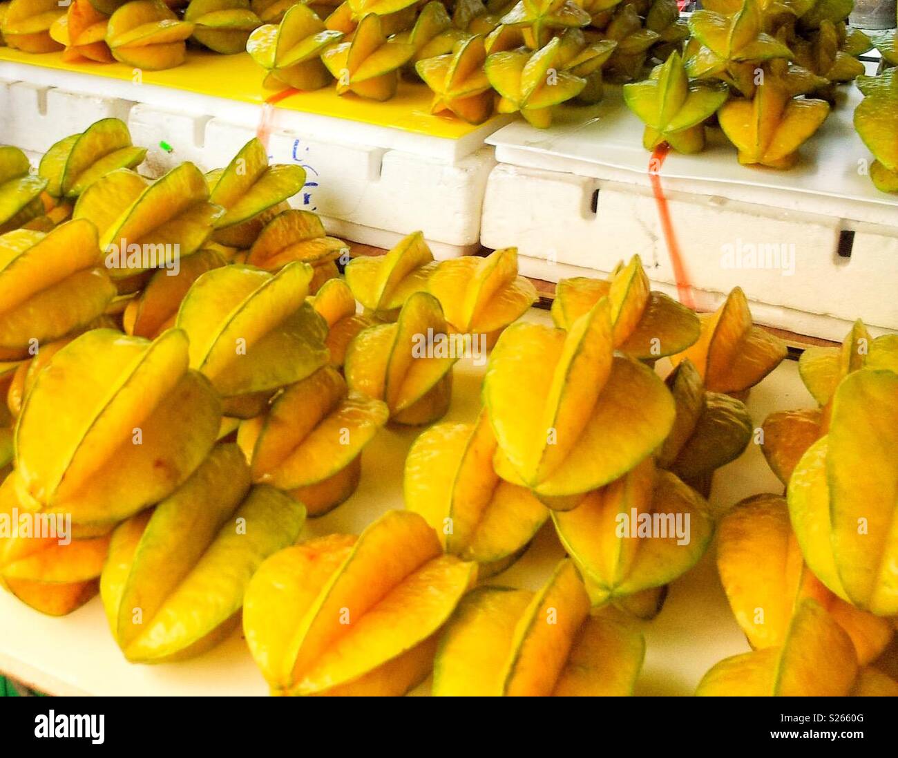 Yellow star fruit hi-res stock photography and images - Alamy