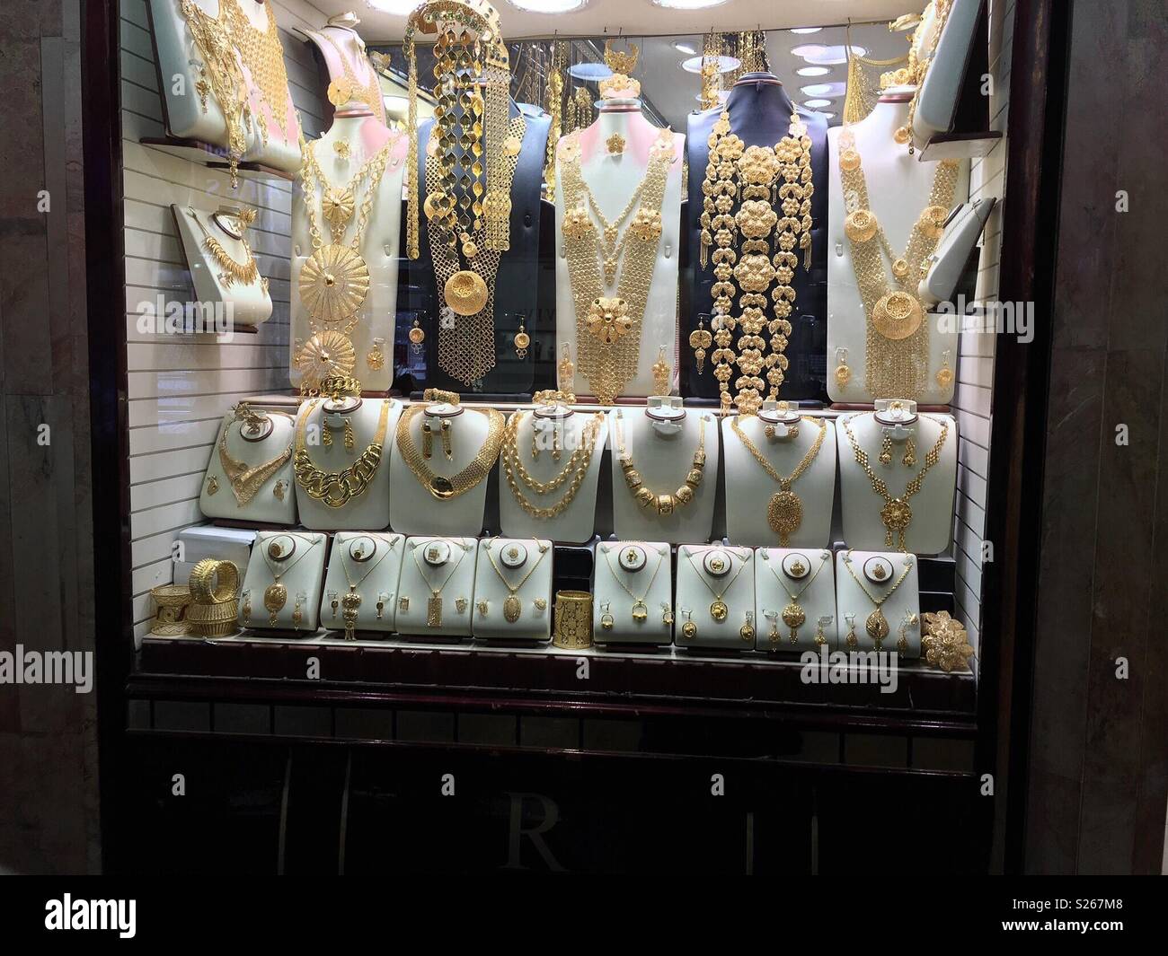 Gold in gold shop window in Dubai Stock Photo - Alamy