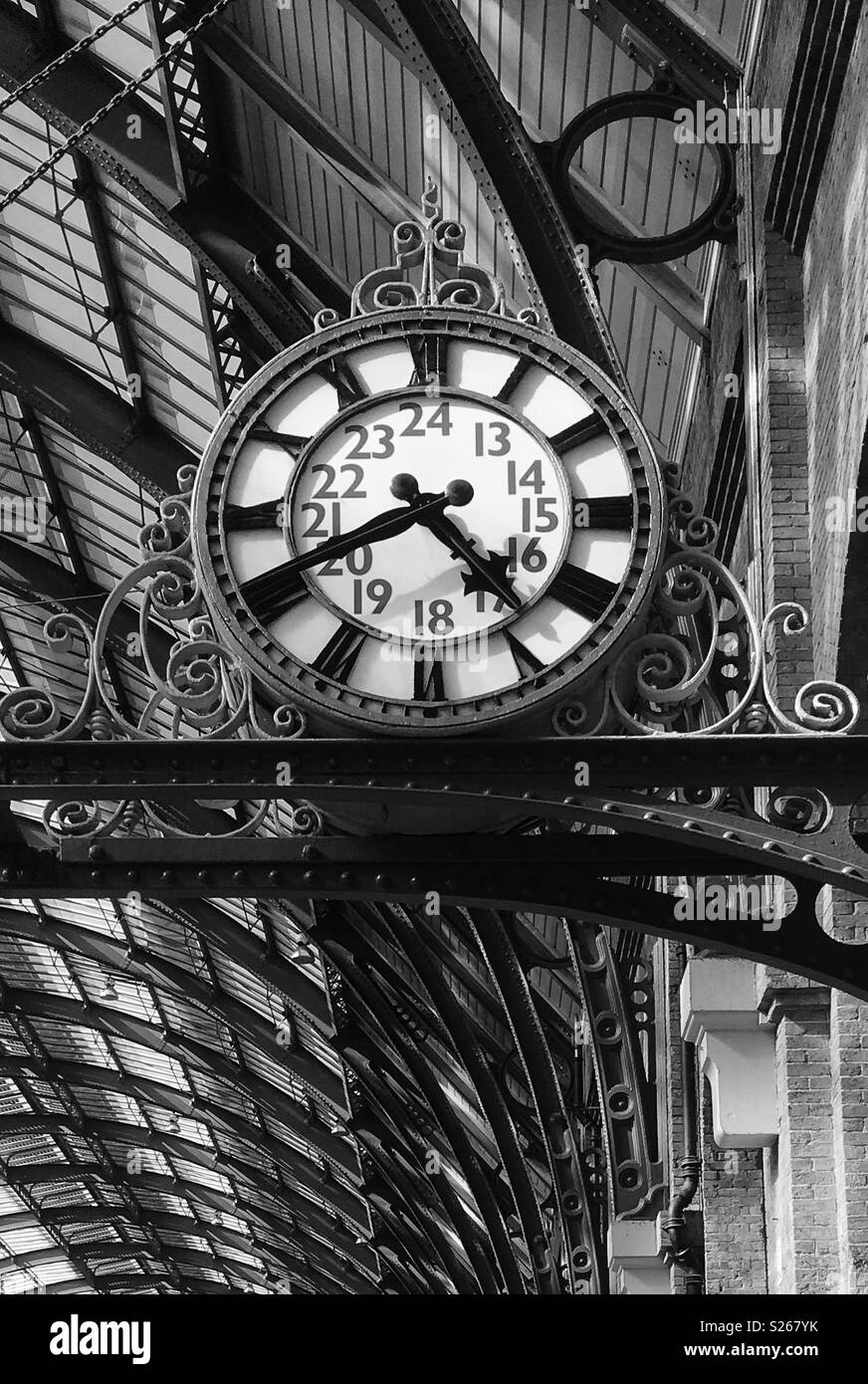 Station clock platform Black and White Stock Photos & Images - Alamy