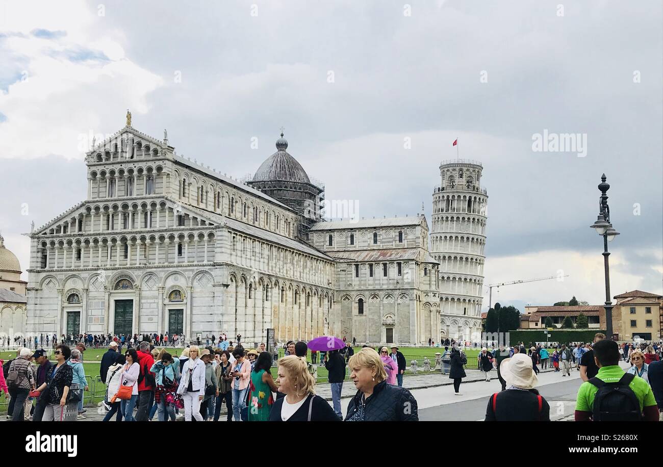 Leaning tower of pisa crowd hi-res stock photography and images - Alamy
