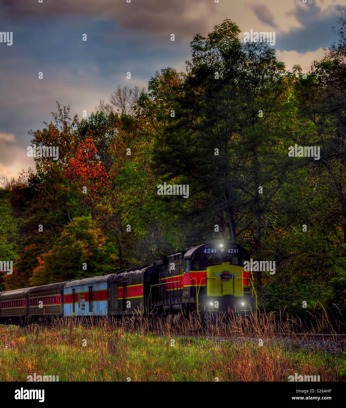 Train approaching station hi-res stock photography and images - Alamy