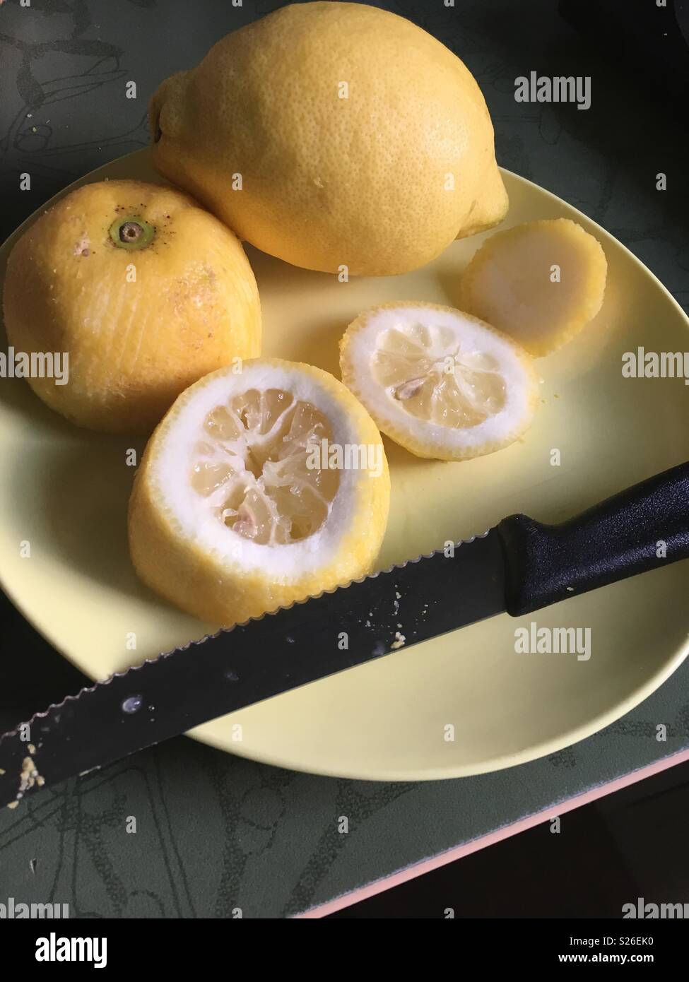 Knife and lemons hi-res stock photography and images - Alamy