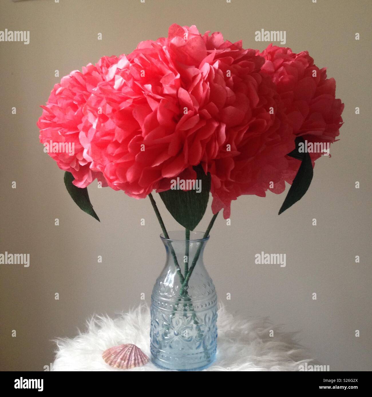 How to make paper flowers hi-res stock photography and images - Alamy