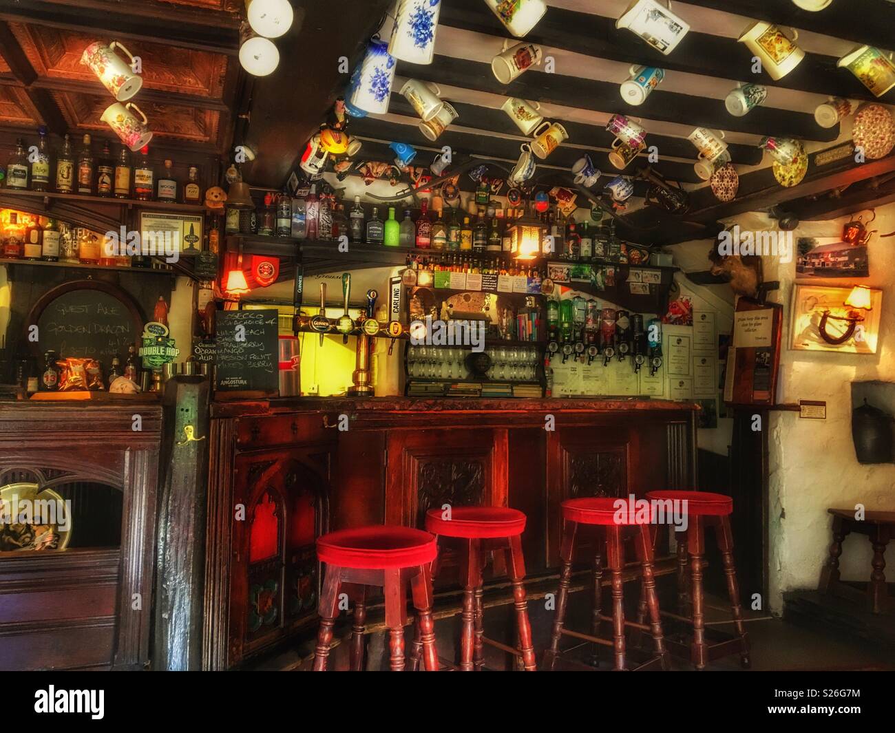 Traditional english pub interior hi-res stock photography and images ...