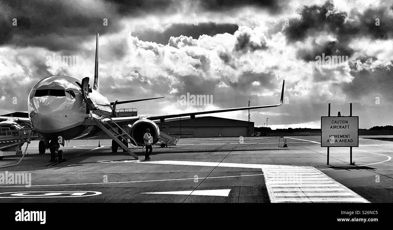 Airport ramp hi-res stock photography and images - Alamy