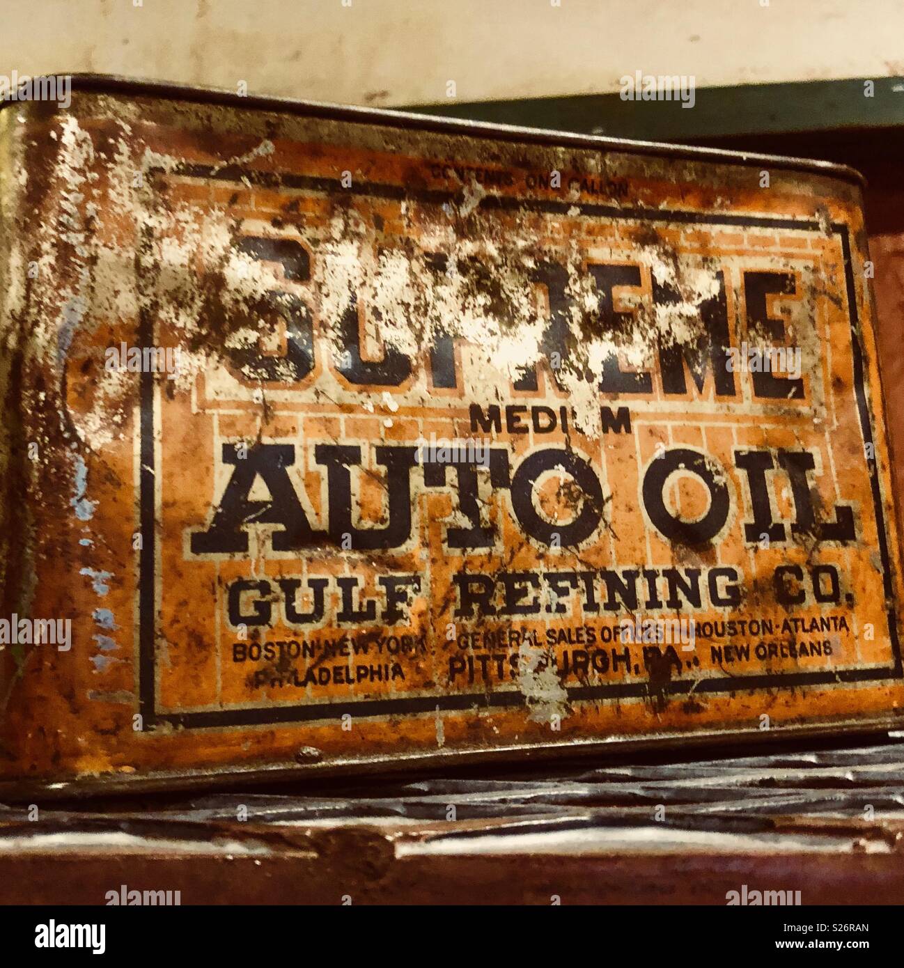 Vintage retro oil tin Stock Photo - Alamy