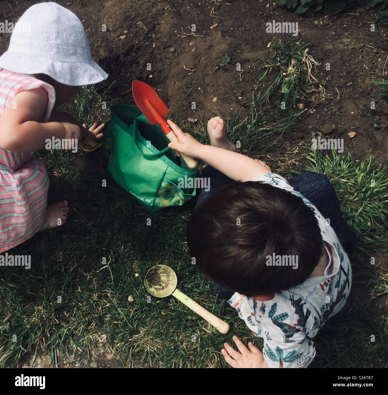 Children digging hi-res stock photography and images - Alamy