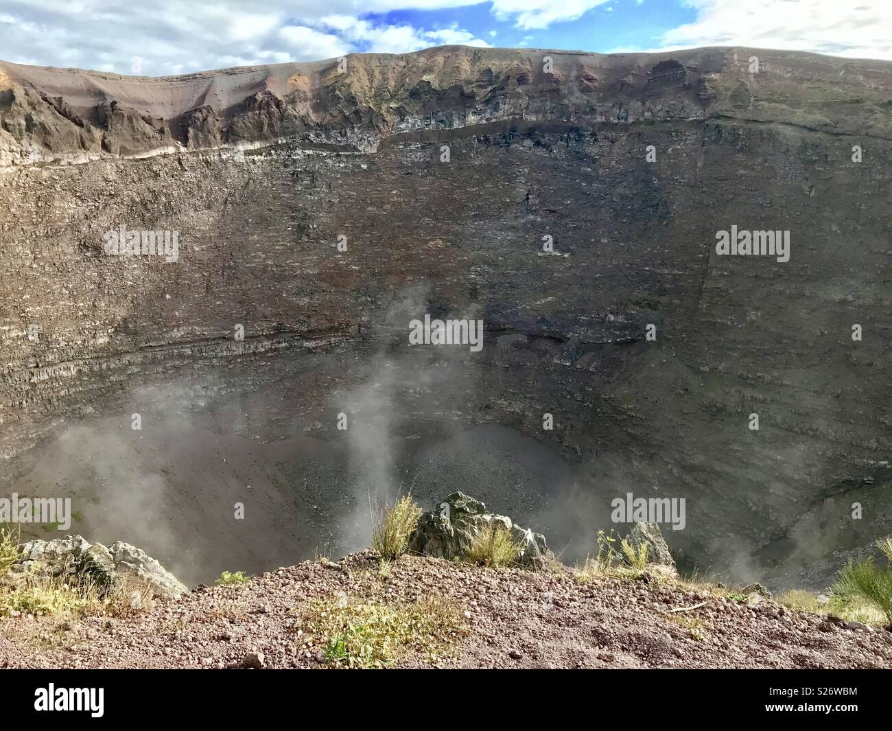 Smoky volcano hi-res stock photography and images - Alamy