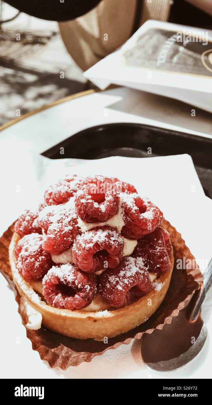 Raspberry tart in Paris Stock Photo - Alamy
