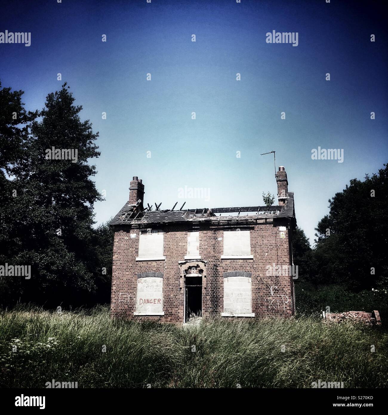 Derelict farm house uk hi-res stock photography and images - Alamy