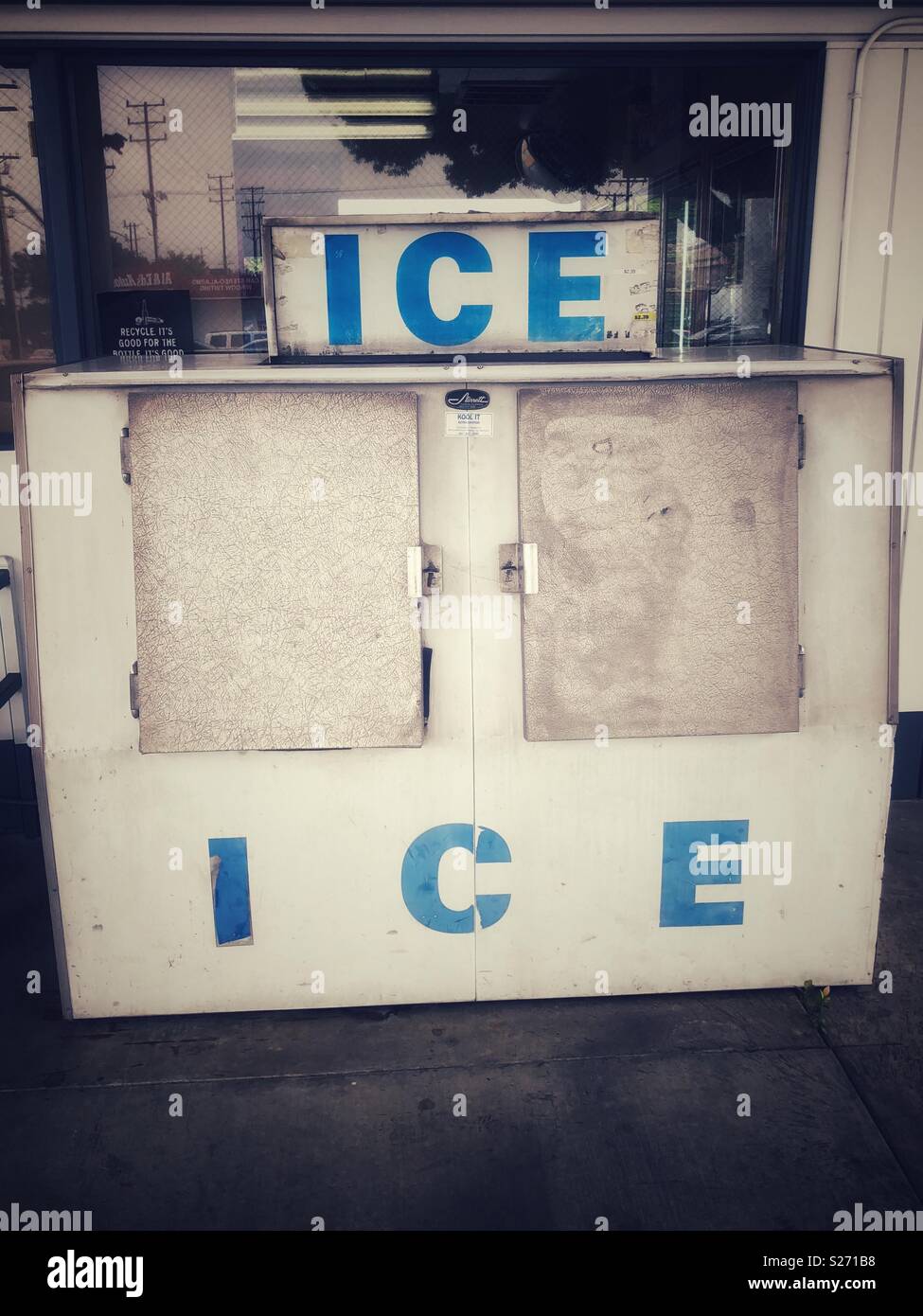 Ice machine hi-res stock photography and images - Alamy