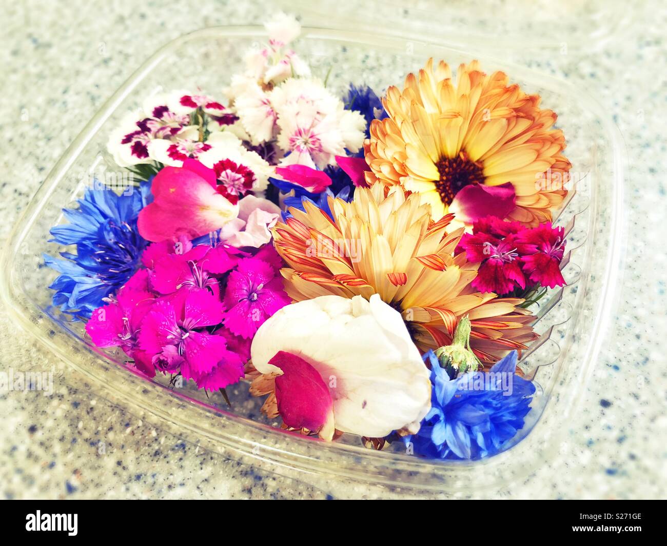 Petals edible hi-res stock photography and images - Alamy