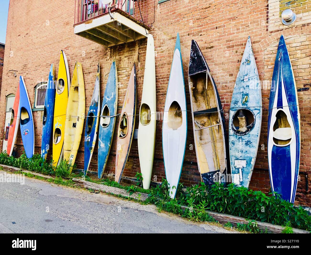 Abandoned canoe hi-res stock photography and images - Alamy