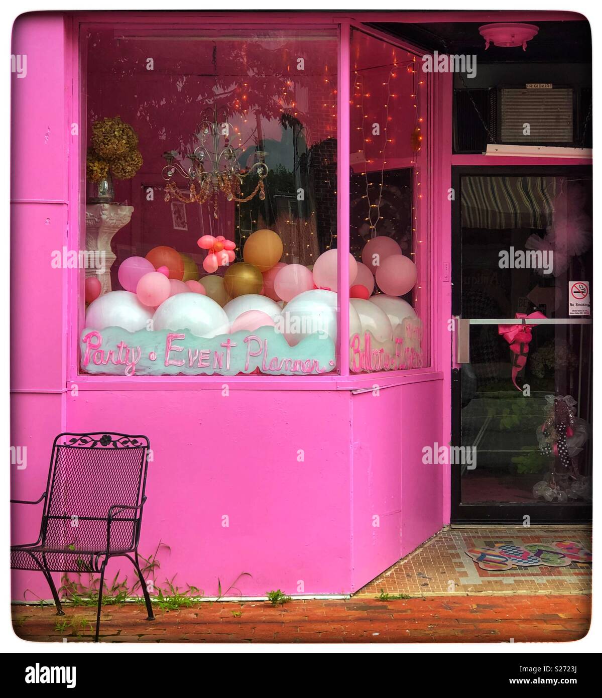 Pink storefront hi-res stock photography and images - Alamy